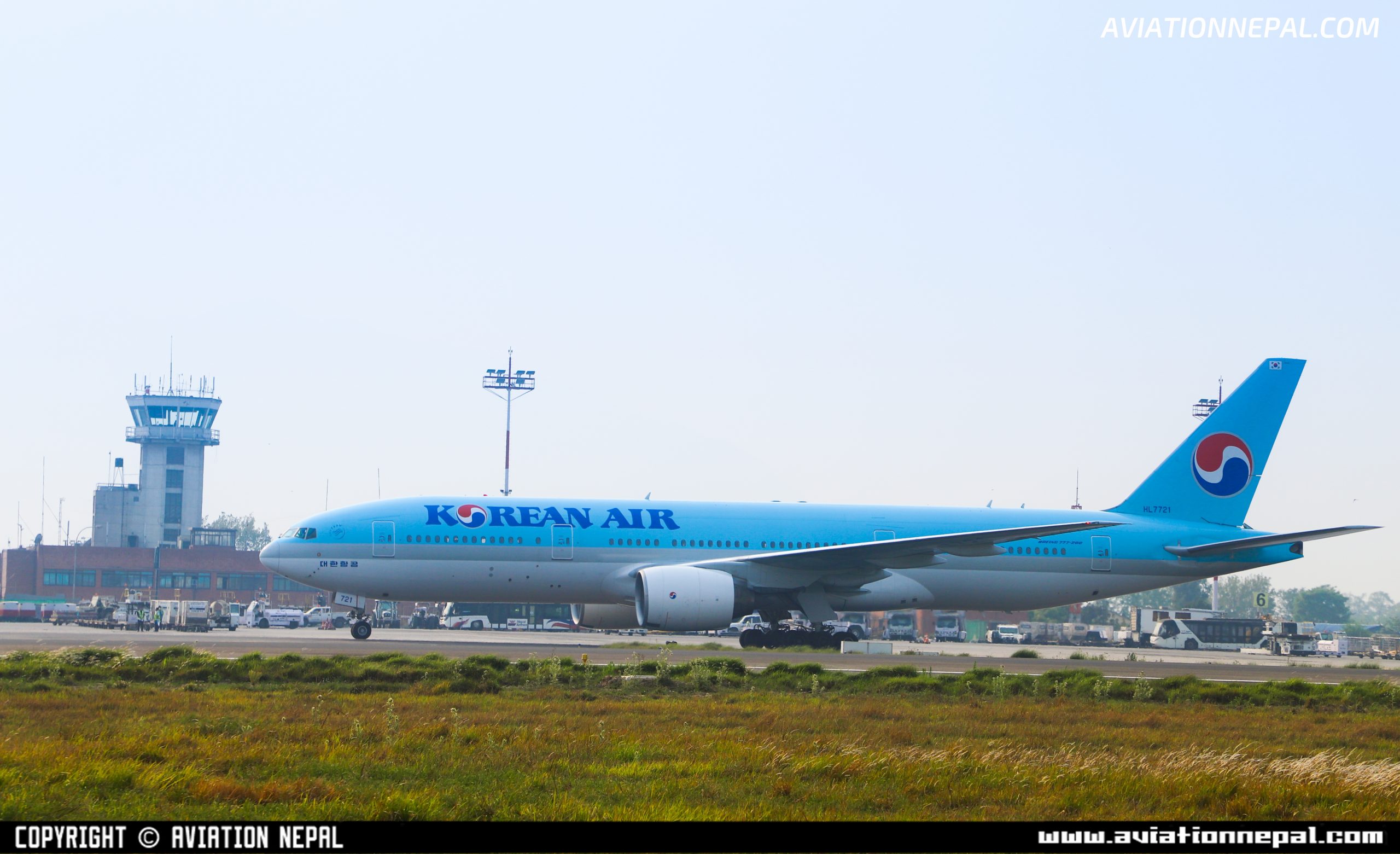 Boeing 777 vs. 787 faceoff: A detailed comparison between two twinjets