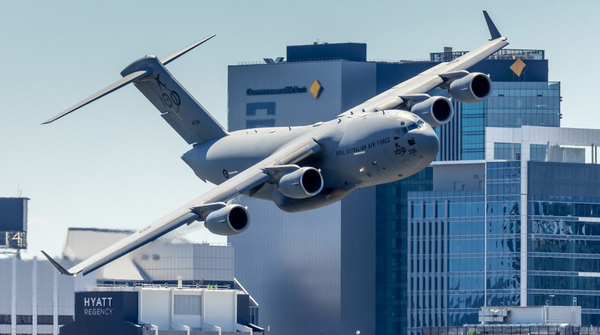 C7 Globemaster III fly over high rises in Brisbane City (Video)