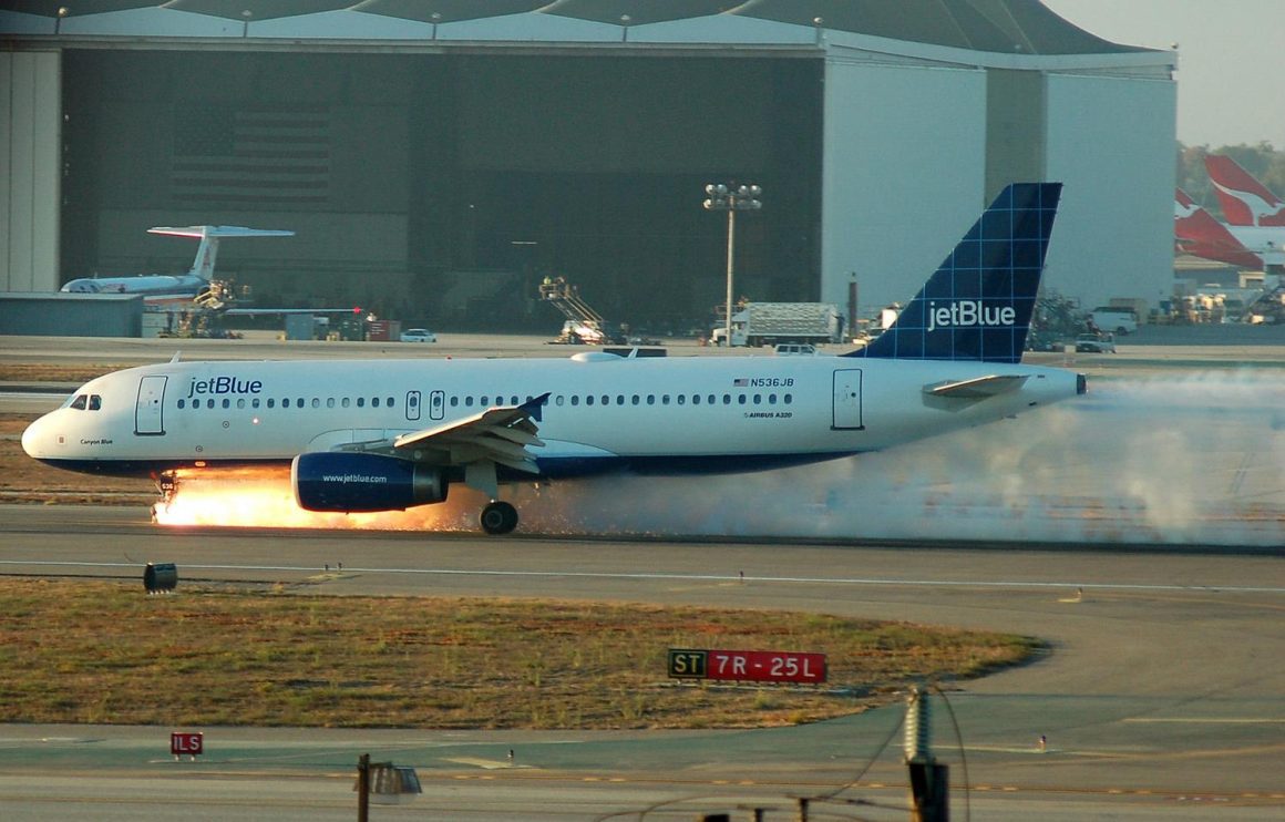What happened with JetBlue Flight 292 with 140 passengers?