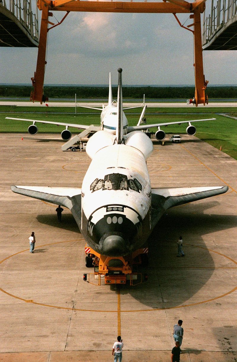 How is space shuttle landing performed? Detailed information