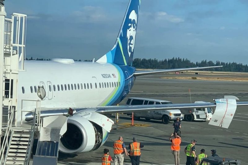 Alaska Airlines B737 diverts back to Seattle and loses engine cowling ...